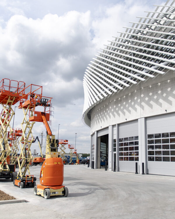 Lamel façade for company building TVH Equipment in Waregem | Metadecor