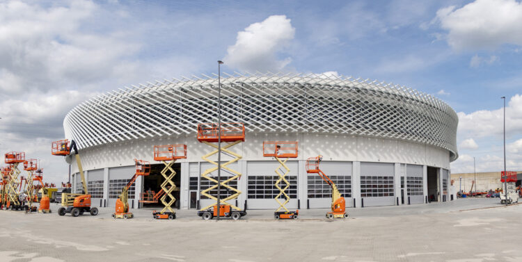 Lamel façade for company building TVH Equipment in Waregem | Metadecor