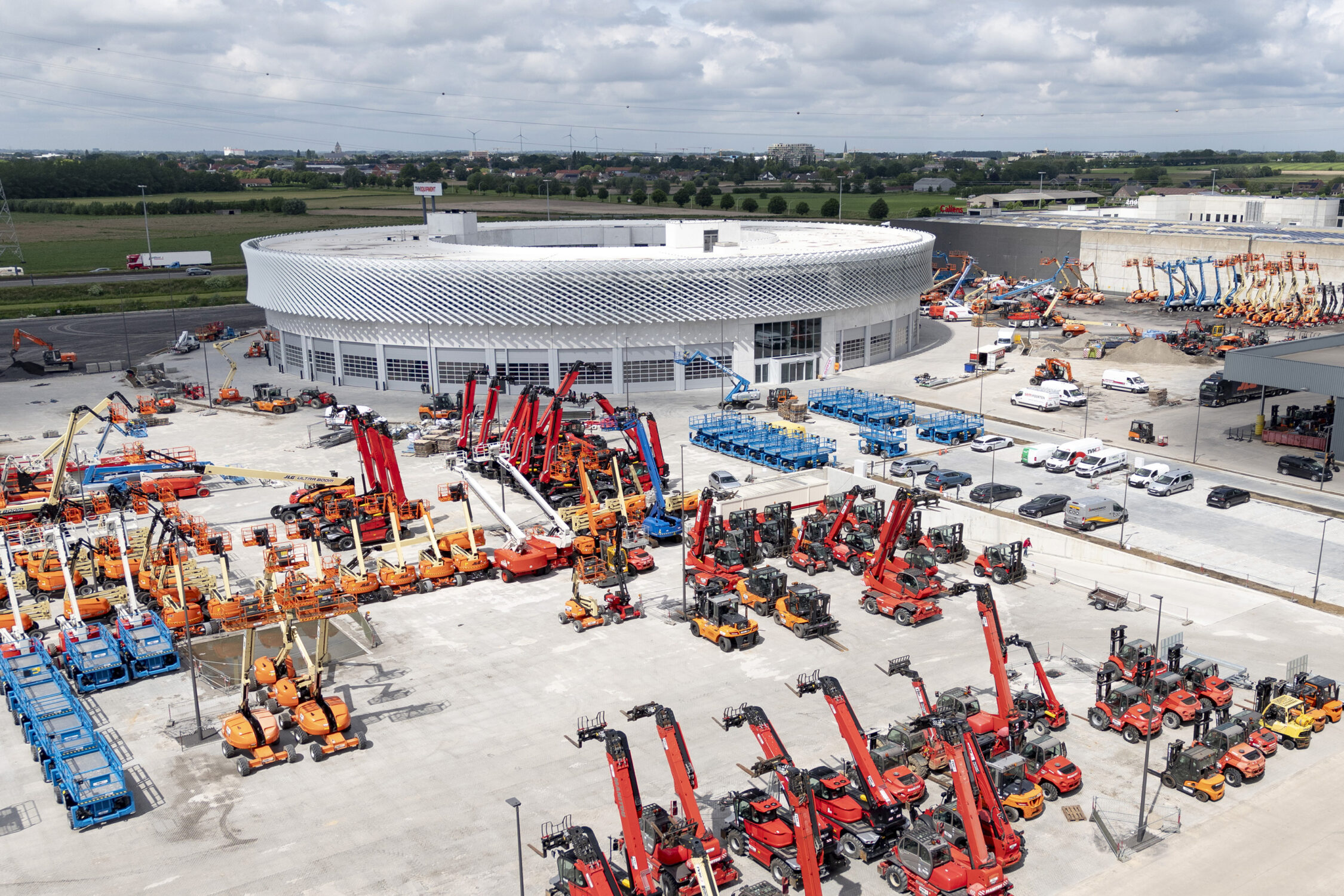 Lamel façade for company building TVH Equipment in Waregem | Metadecor