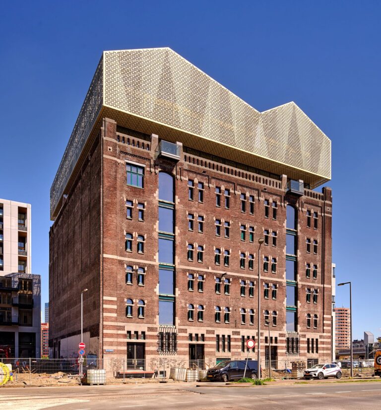 Aluminium crown on National Museum of Photography | Metadecor